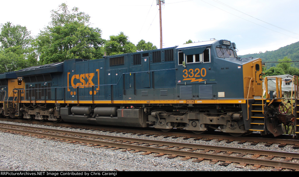 CSXT 3320 on WB Q400.16